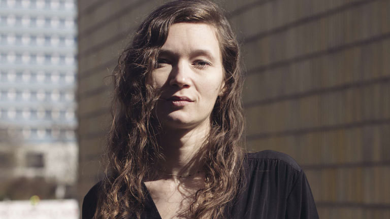 Autorin Anna Mayr: "Arbeitslosigkeit muss nicht erklärbar sein" · Dlf Nova