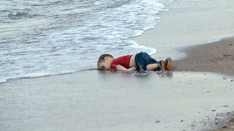 Alan Kurdi: Foto eines dreijährigen Jungen am Strand · Dlf Nova