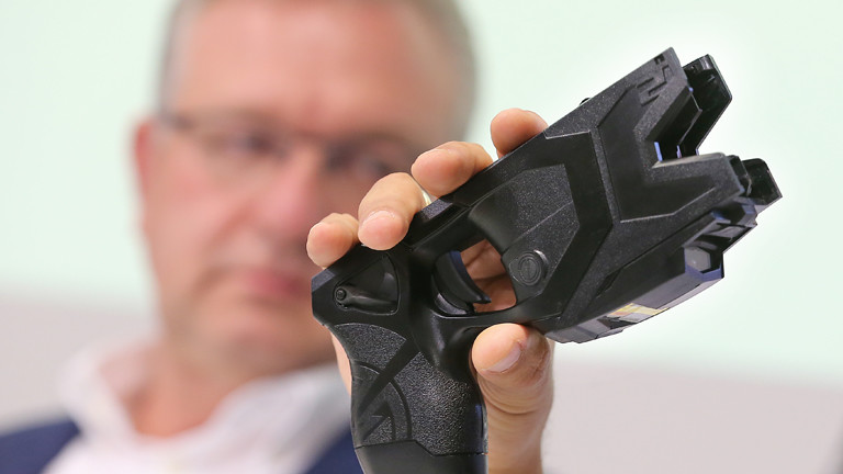 Taser: "Neues Einsatzmittel, um einer Lage Herr zu werden" · Dlf Nova