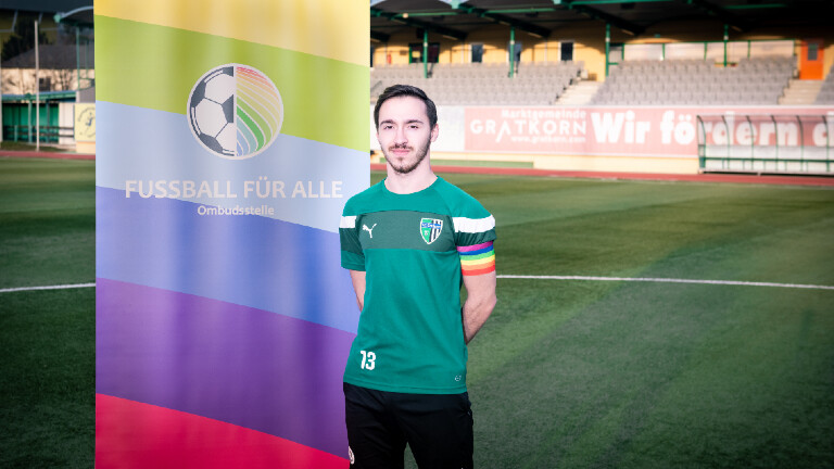 Der Fußballer Oliver Egger will ein Vorbild für andere queere Sportler ...