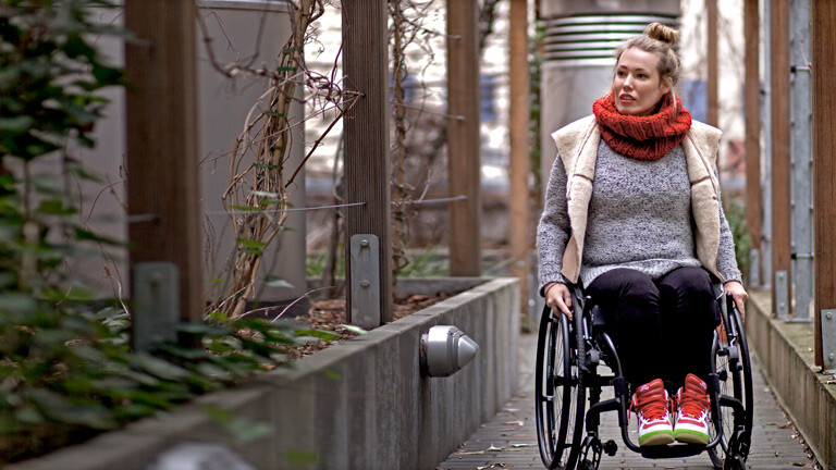 Laura Gehlhaar: Rollstuhlfahrern helfen oder nicht? · Dlf Nova