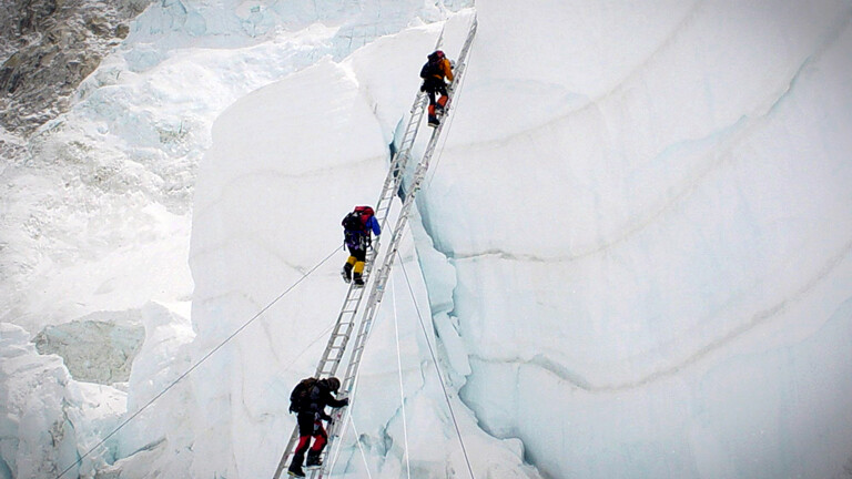Mount Everest: Eine Leiter gegen den Bergsteiger-Stau · Dlf Nova