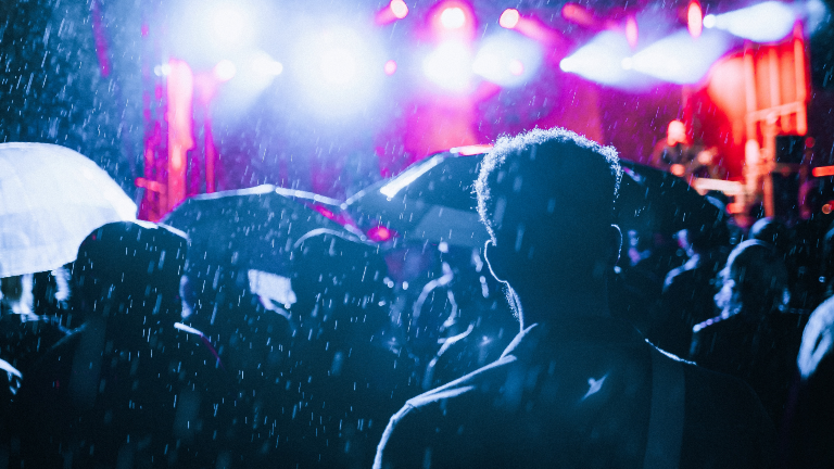 Festivals: Auch im Regen kann es Spaß machen – das braucht ihr · Dlf Nova