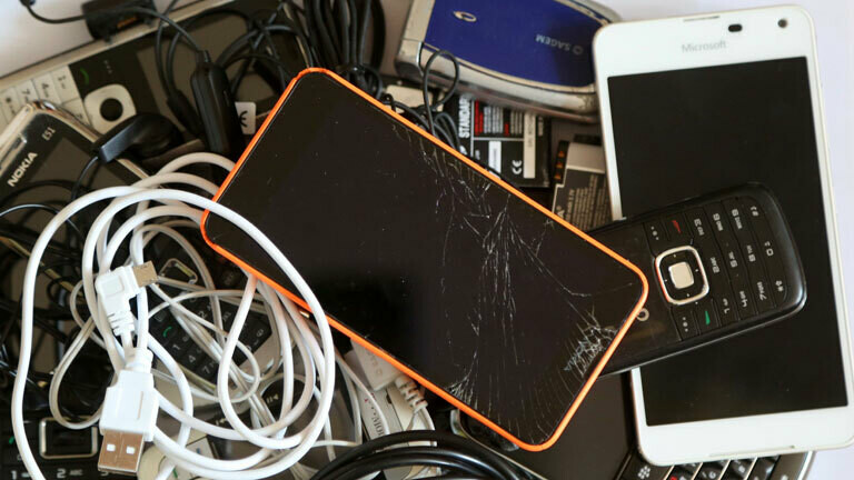 Recycling: Alte Handys richtig entsorgen · Dlf Nova