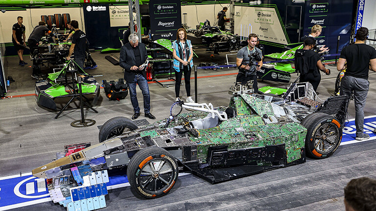 Elektro-Schrott-Auto: Formel-E-Rennstall baut Rennwagen aus alten ...