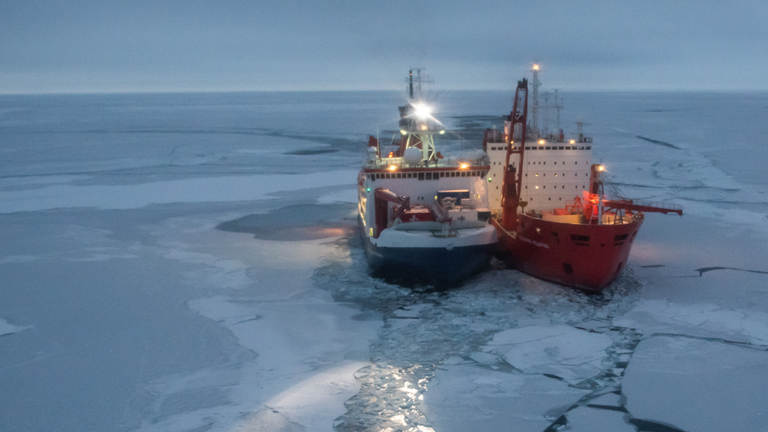 Mosaic Expedition: Forschungsschiff Polarstern driftet mit Eisscholle ...