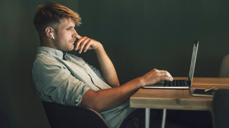 Rückenprobleme: Für eine bessere Haltung erstmal extra krumm sitzen ...