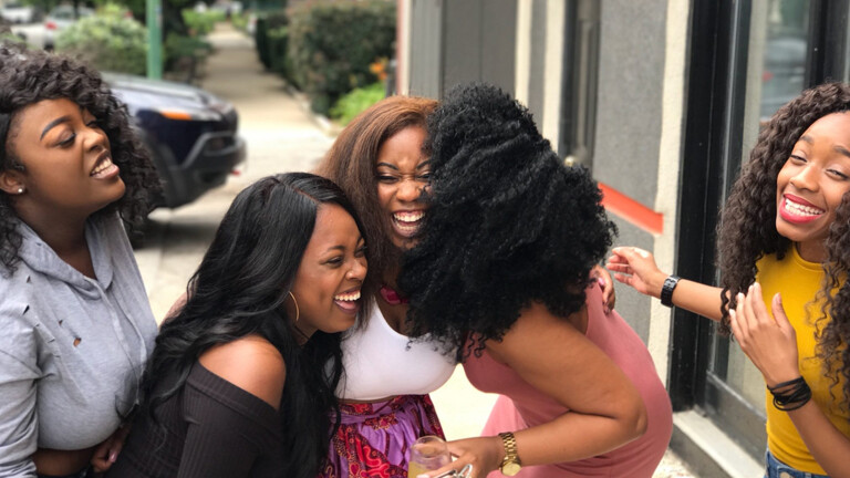 Ungewollter Lachanfall: Mut zur Lächerlichkeit · Dlf Nova