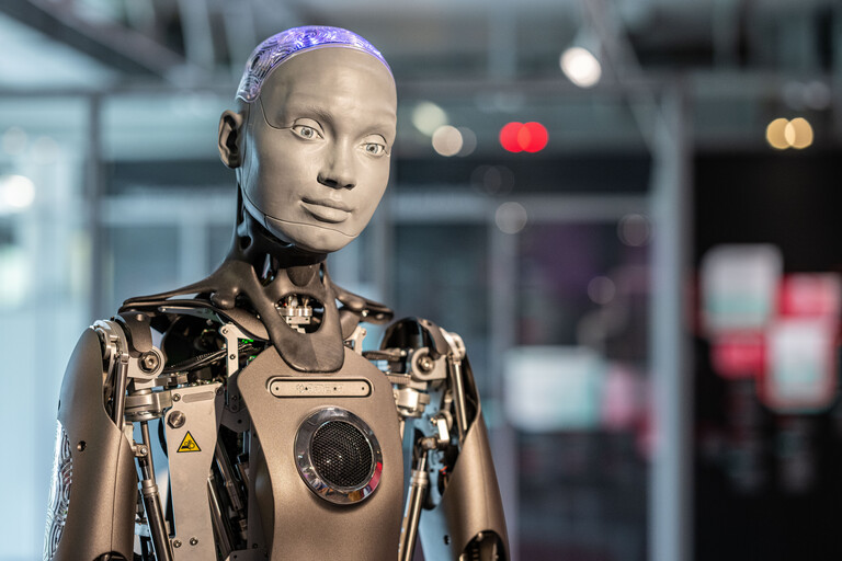 Ameca in Bonn: Face-to-Face mit einem humanoiden Roboter · Dlf Nova