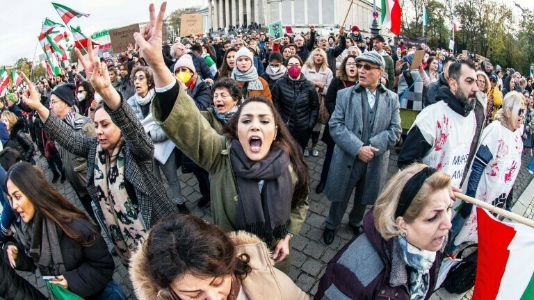 Iran: Wie Deutsch-Iranerinnen auf die Proteste schauen · Dlf Nova